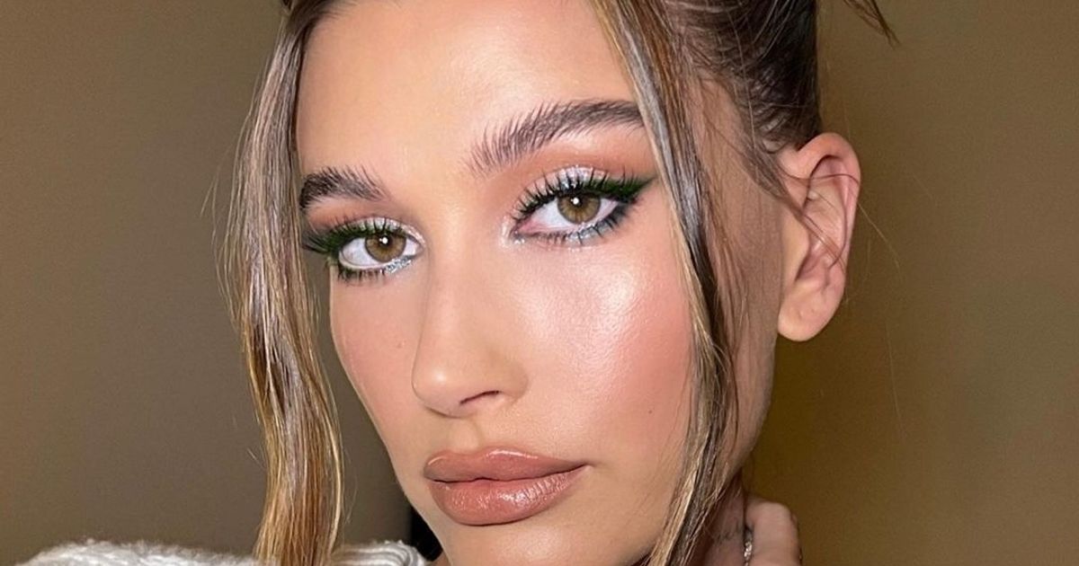 Hailey Bieber odlično nosi zelenu olovku za oči. Želimo kopirati ovaj ...