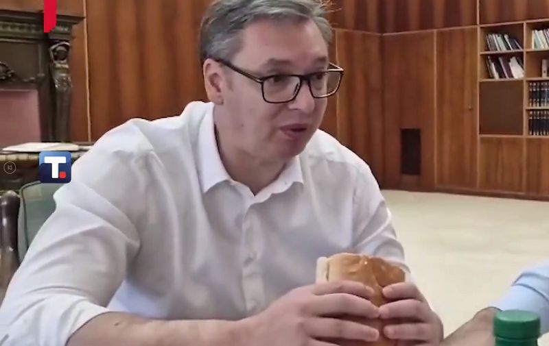 Saga s parizerom ide dalje. Napravili su igru 'Jedi parizer' u kojoj ...