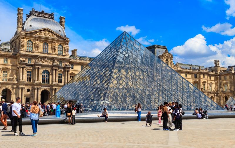 Lozinka za glavni sigurnosni sustav u Louvreu glasila je "Louvre ...