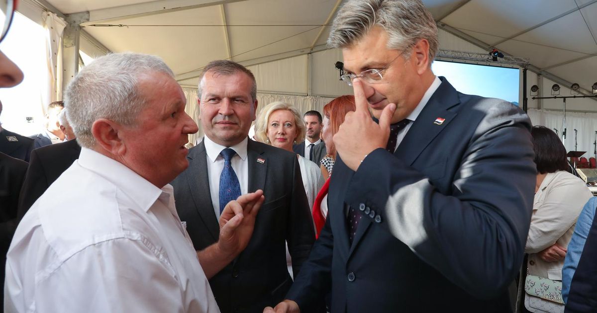 Plenković s desecima HDZ-ovaca bio na svečanoj sjednici u šatoru na ...