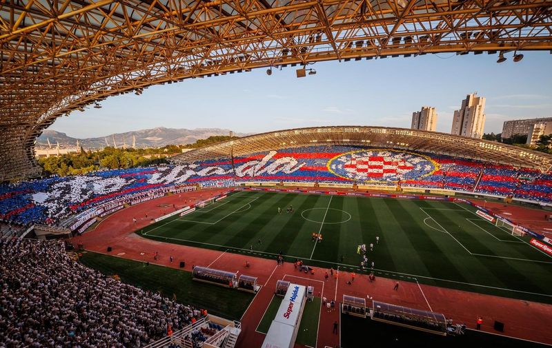 Torcida je za početak derbija proslavila 'sto iljada' članova, a u ...