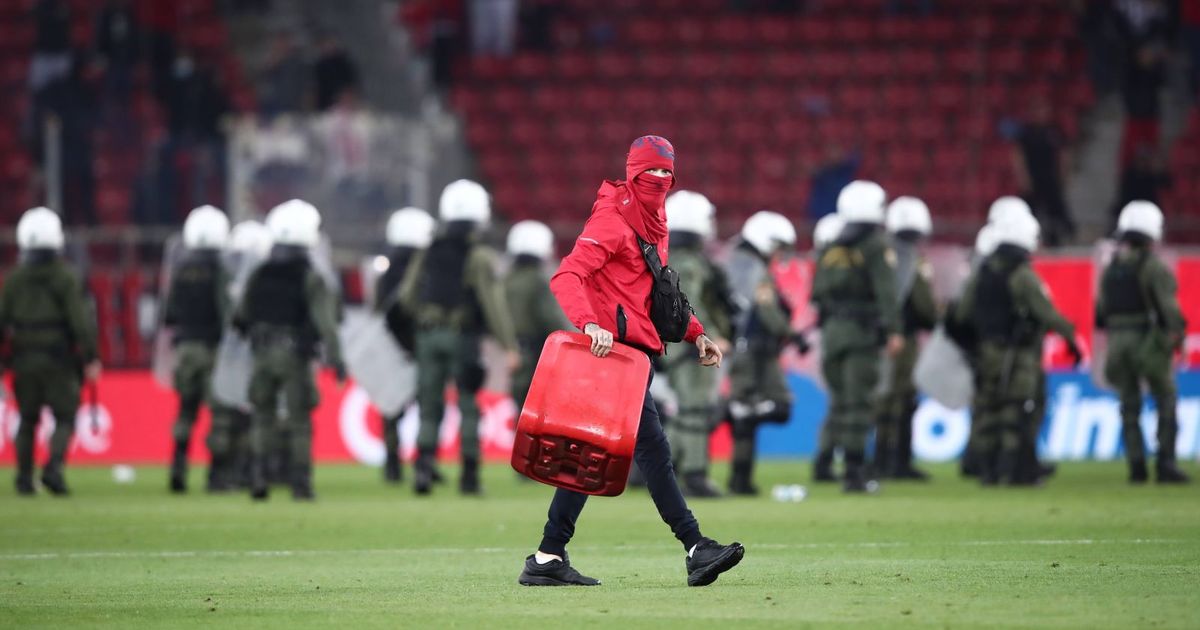 Olympiacosovi ultrasi izazvali su velike nerede. Poticao ih je vlasnik ...