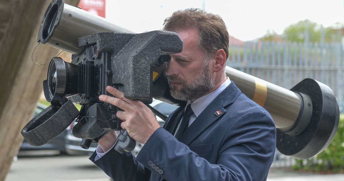 Banožić, vojničina. Na ministarsko rame dignuo 22 kilograma težak ručni ...