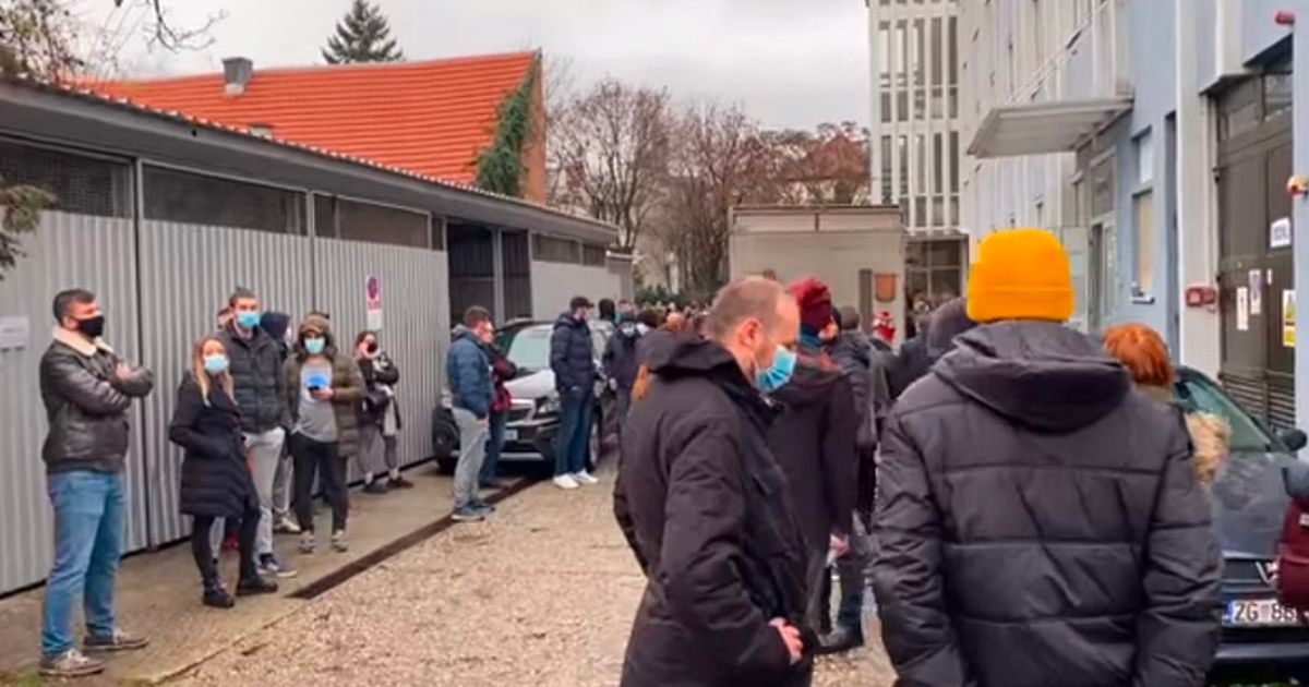 Ovo je red ispred bolnice u Petrovoj. Ljudi čekaju i po tri sata kako ...
