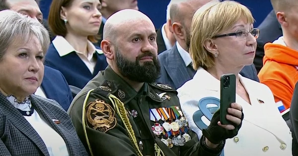 Tko je bradonja koji je hipnotizirano pratio Putina? Notorni četnik ...