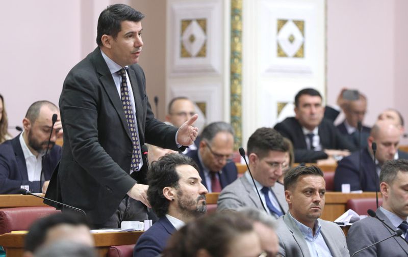 Procurila snimka Grmojinog izbacivanja iz sabornice. Nije se htio pomaknuti, a kamere su sve ...