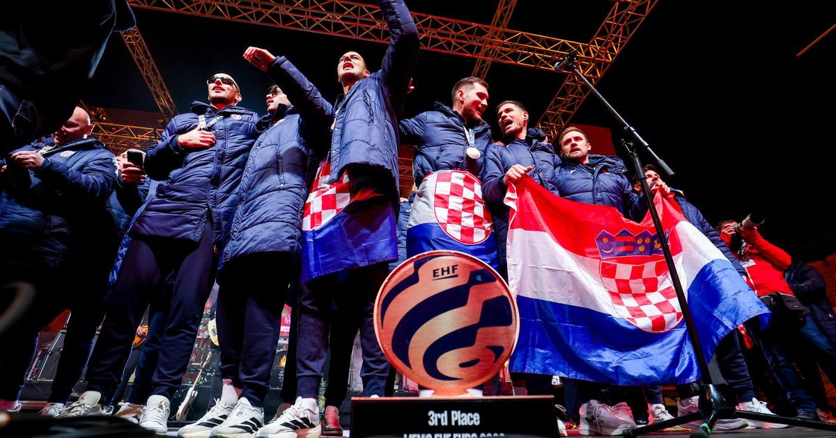 Rukometaši nakon peripetija i kaosa napokon stigli na doček | Telegram.hr