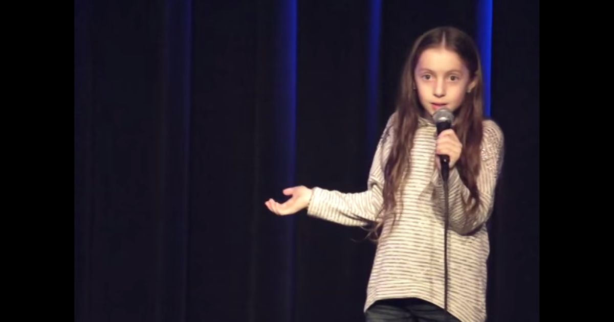 Saffron je 10-godišnja komičarka s malo uvrnutim, ali genijalnim ...