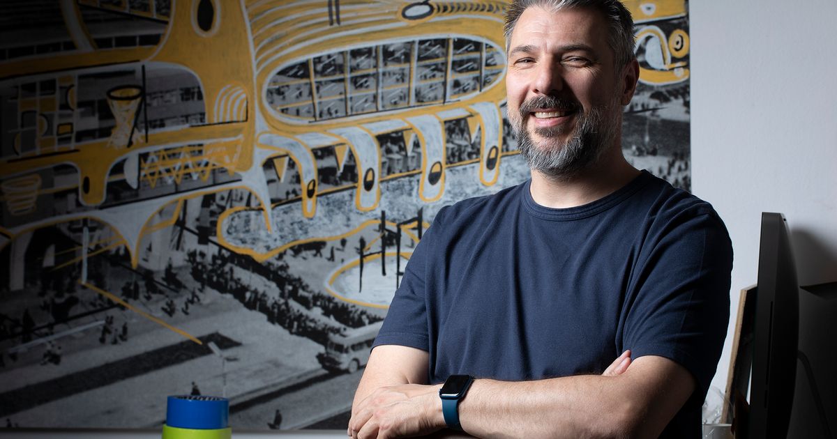 Marko Tadić pustio nas je u svoj atelje. U mikro prostor gdje stvara ...