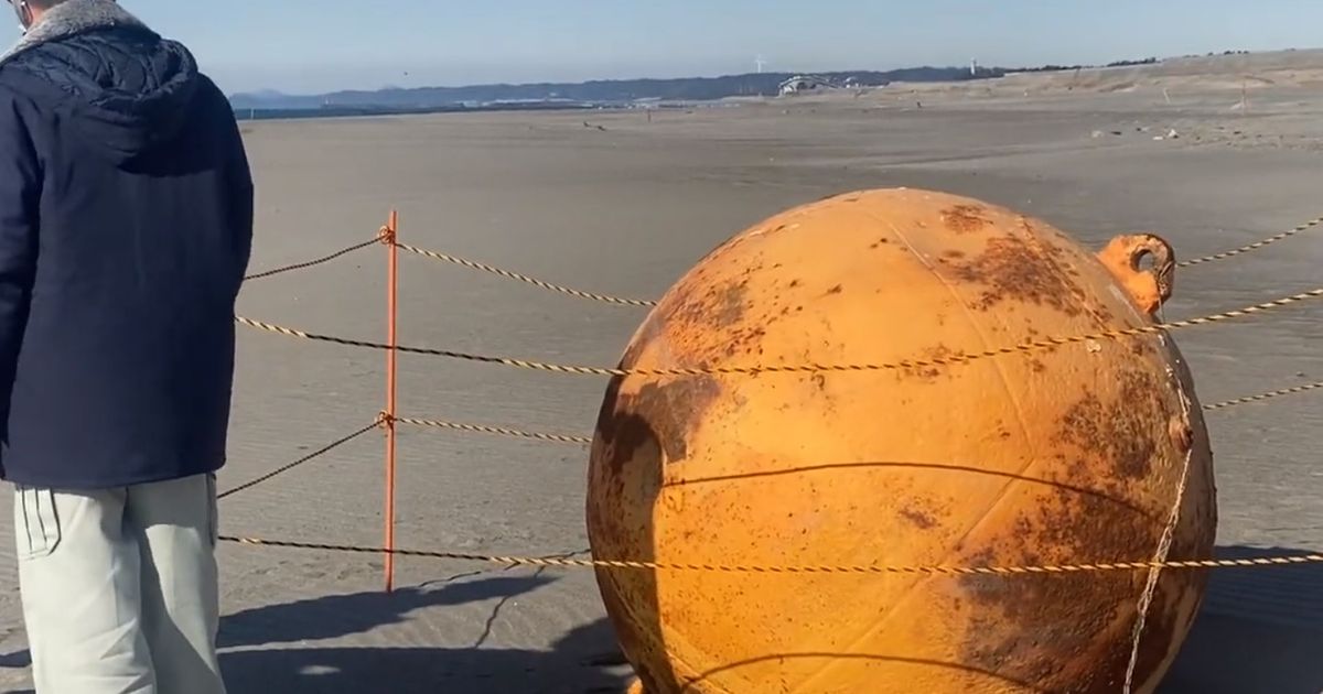 Video. Misteriozna kugla nasukala se na plaži u Japanu, vlasti ogradile područje. Izgleda da se ...