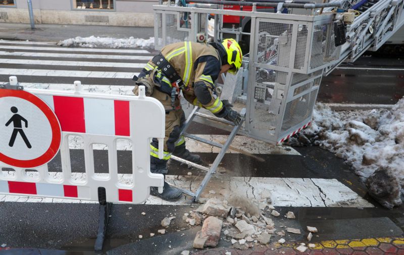 Kaos u centru Zagreba: komadi fasade sa zgrade pali na pločnik ...
