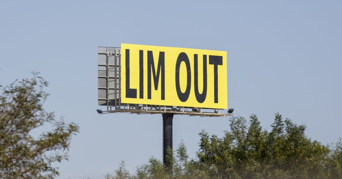 Lim Out: Valencijini navijači su pored trening centra postavili veliki ...