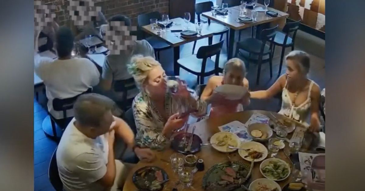 Uhvatili gosta kako stavlja dlake na hranu da ne bi morao platiti ...