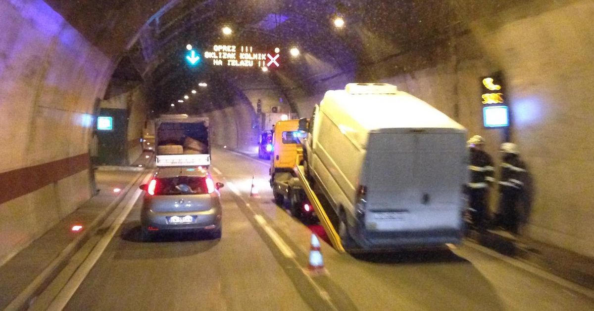 Pojačan promet na svim cestama prema moru, zastoj zbog kvara vozila u tunelu Mala Kapela ...