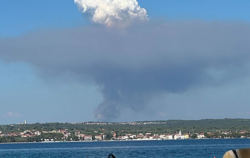 Gotovo istovremeno buknuli požari kod Knina, Obrovca i Barbana ...