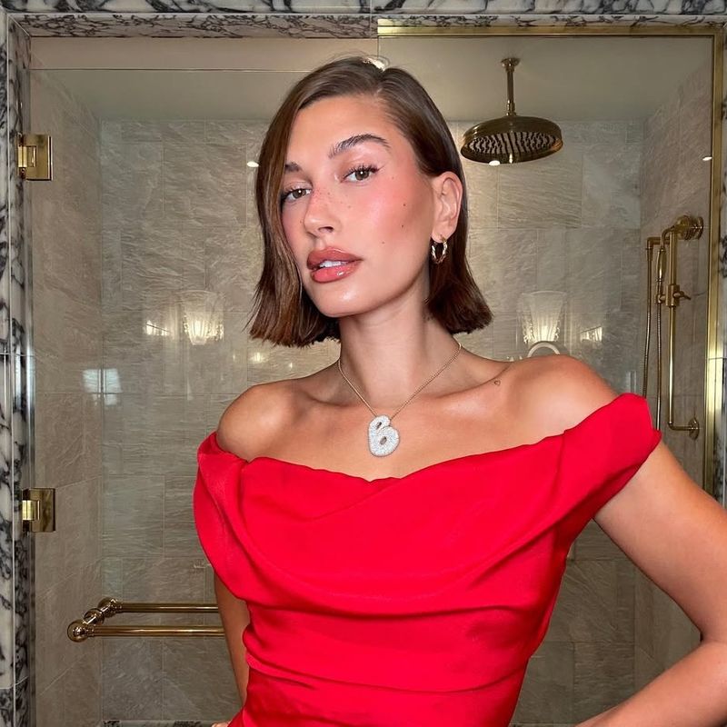 Želimo ogrlicu s inicijalom kakvu nosi Hailey Bieber | Super1.hr