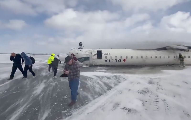 Zrakoplovna nesreća u Torontu, avion se preokrenuo prilikom slijetanja ...