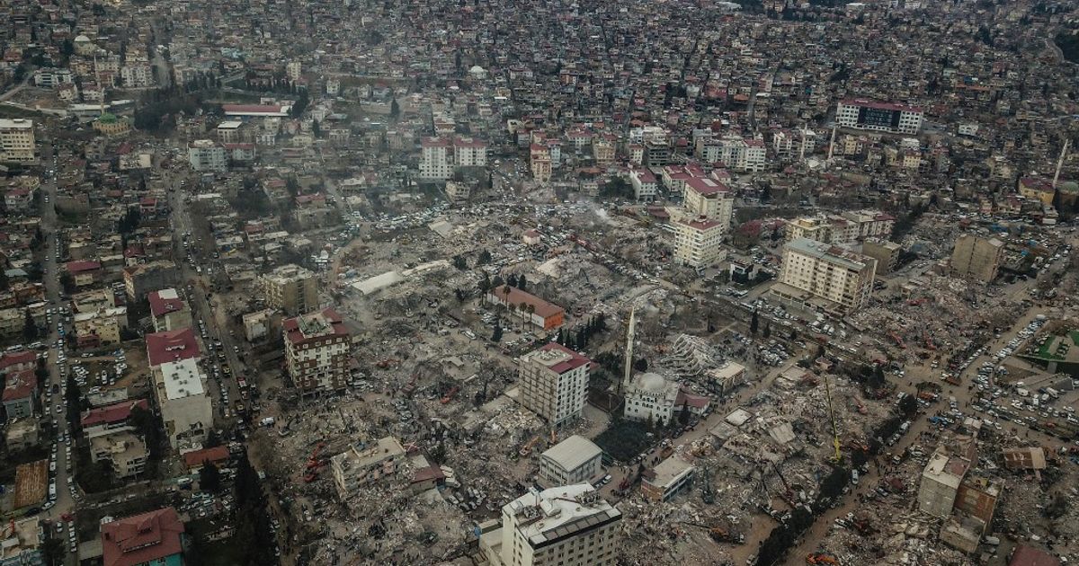 Širi se slika netaknute zgrade usred ruševina u Turskoj. Navodno je to ...