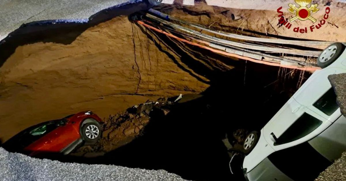 Golema rupa u Rimu progutala automobile | Telegram.hr