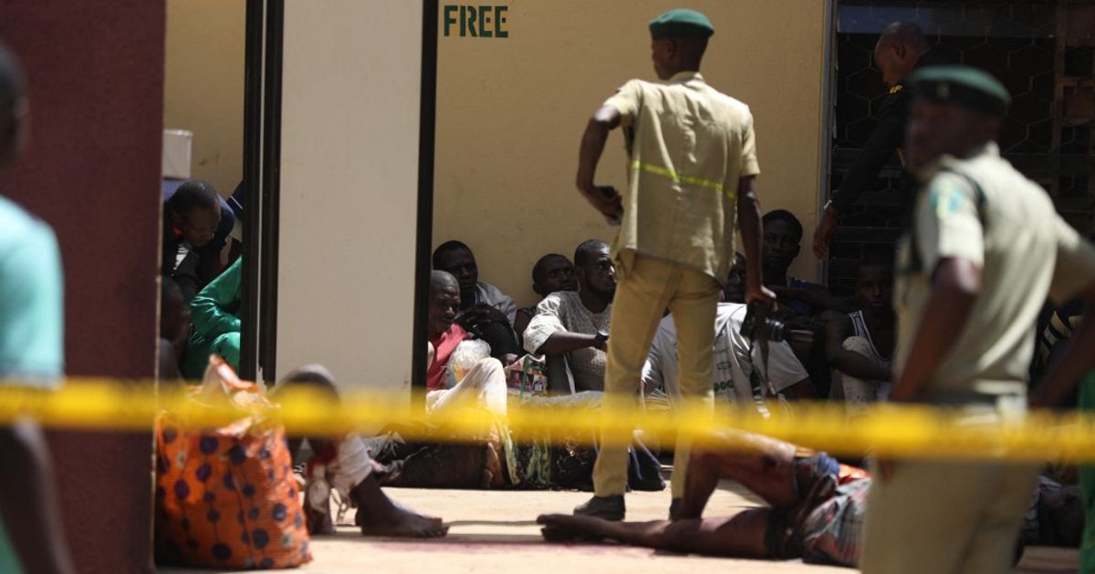 Militanti napali zatvor u Nigeriji i oslobodili oko 900 zatvorenika ... Militanti napali zatvor u Nigeriji i oslobodili oko 900 zatvorenika ...