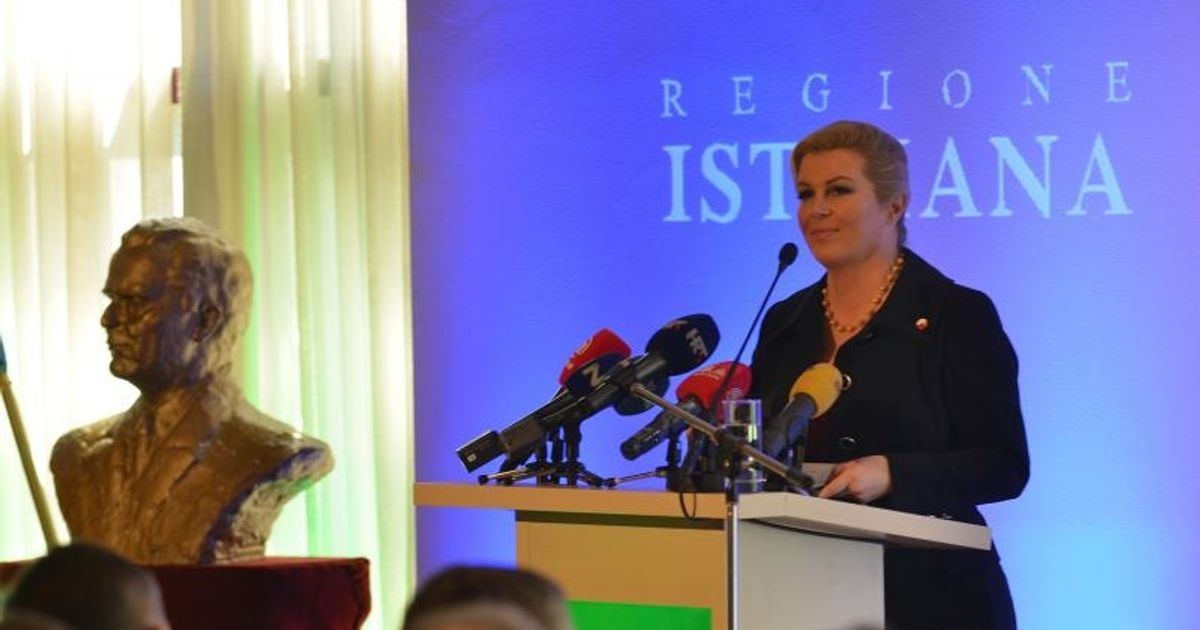 Predsjednicu je u Pazinu dočekala Titova bista i partizanska pjesma ...