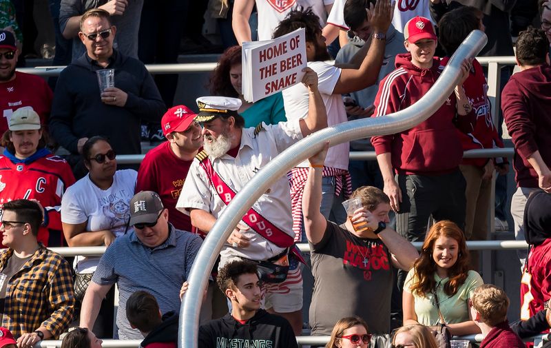 Ne znate što s plastičnim čašama na stadionu? D.C.-evi navijači od njih ...
