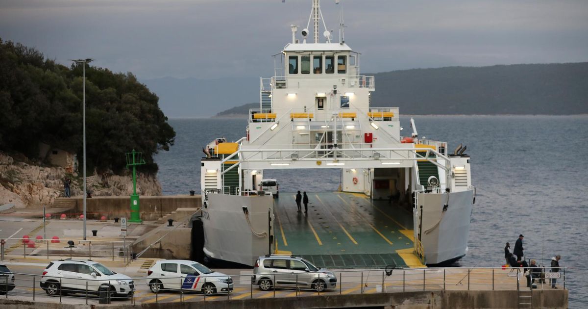 Trajekt Supetar ide na popravak. Prvi časnik iskrcan | Telegram.hr
