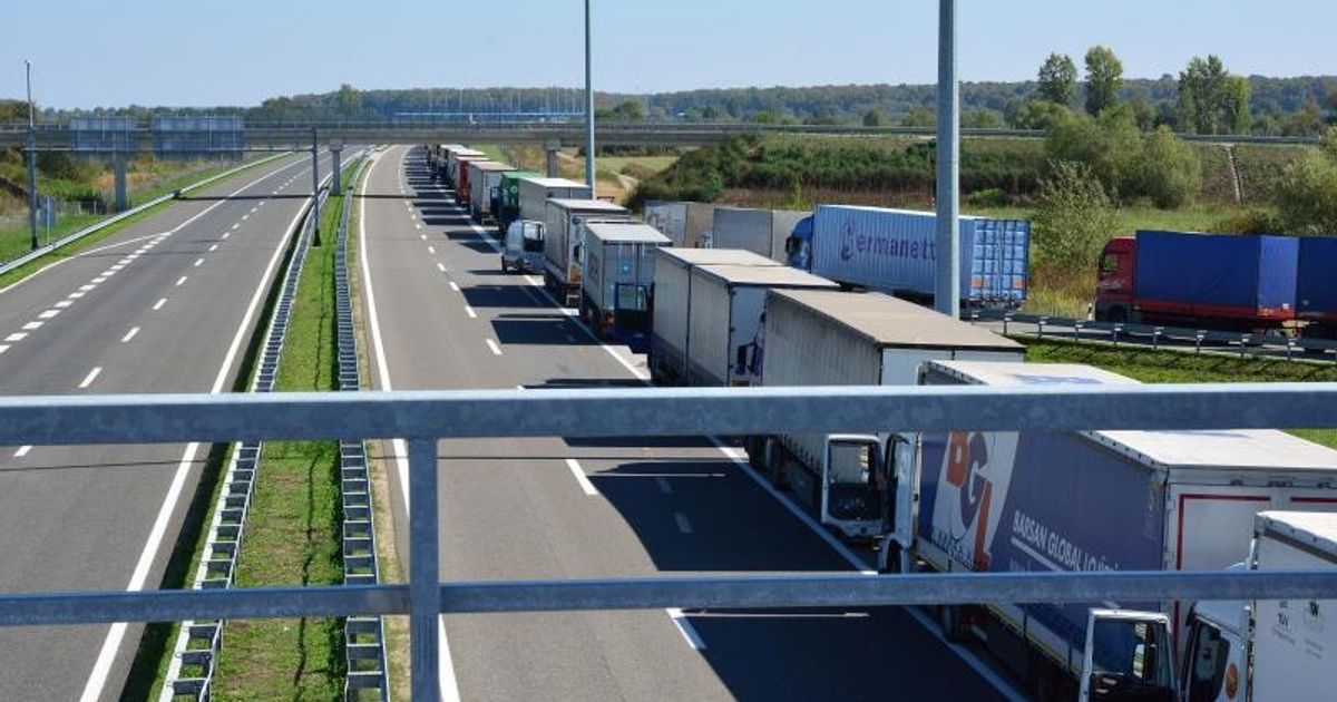 Srpski prijevoznici blokirali granični prijelaz Bajakovo | Telegram.hr