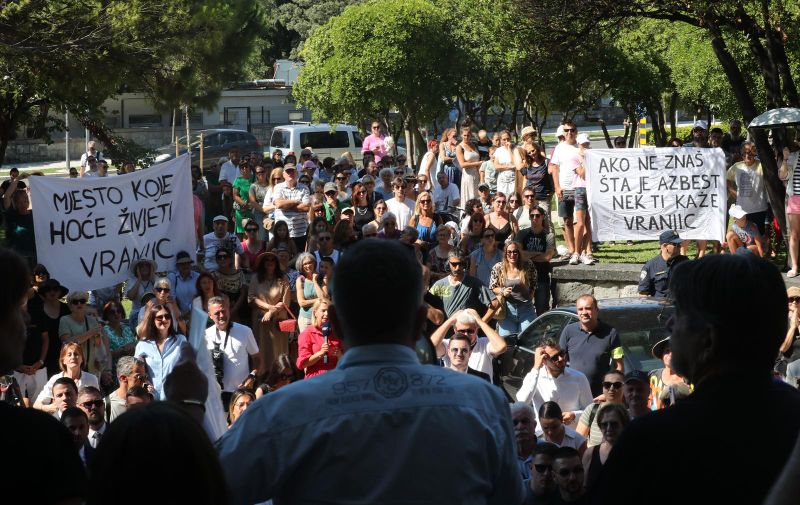 Prosvjedi protiv broda s azbestom u Splitu | Telegram.hr