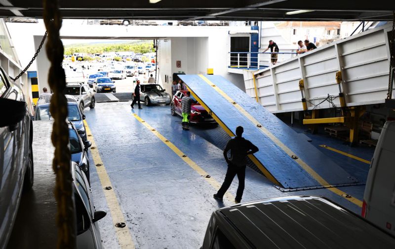 Jadrolinijin trajekt imao problem s rampom, kapetan okrenuo brod ...