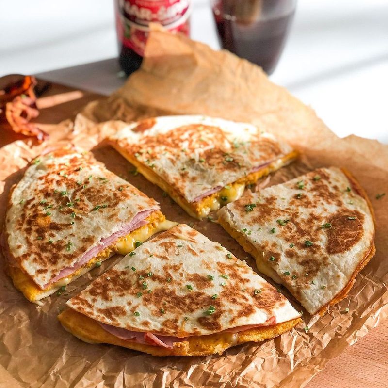 Quesadille s jajima, šunkom i sirom idealne su za dobar doručak ili ...
