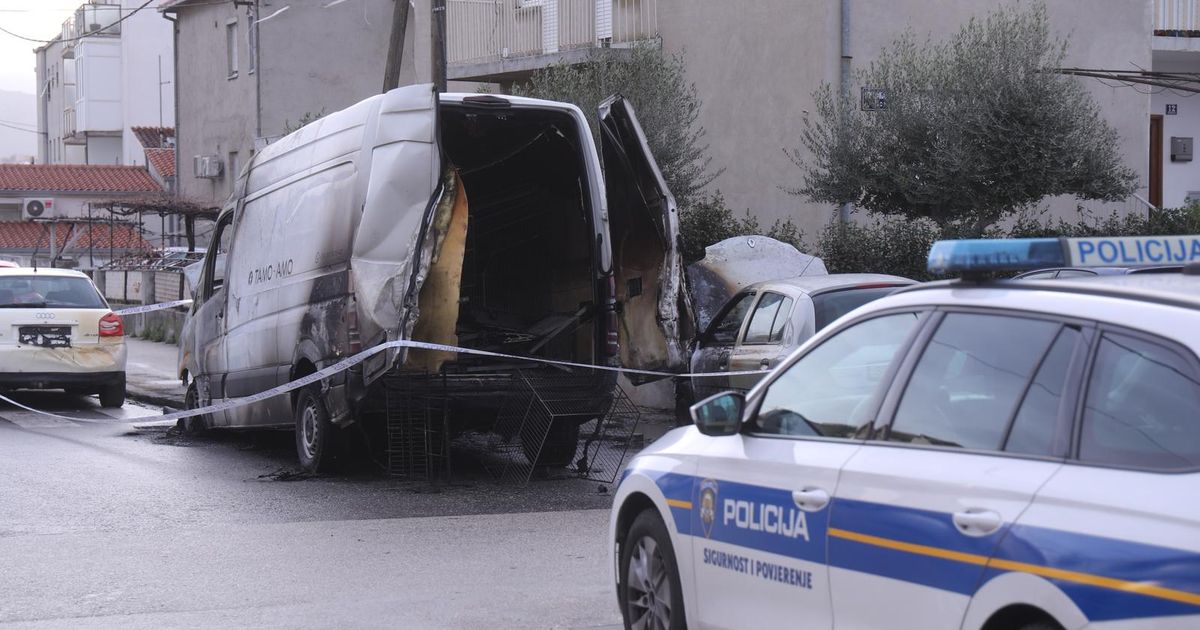 Buktinja u Splitu: planuli kombi-hladnjača i dva automobila | Telegram.hr
