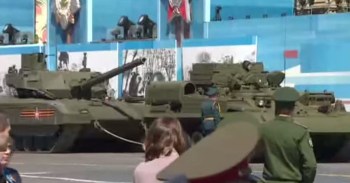 Blamaža uoči parade, novi ruski tenk pokvario se nasred Crvenog trga ...