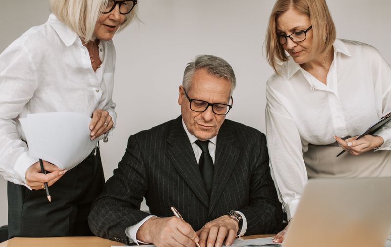 Što rade prokuristi? Kratki vodič kroz prokuru, ovlasti i ograničenja ...