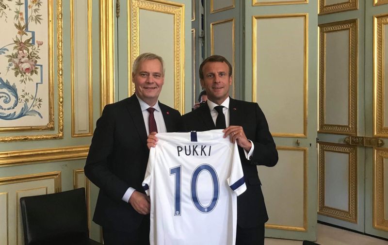 Naravno, finski premijer Antti Rinne poklonio je Emmanuelu Macronu dres ...